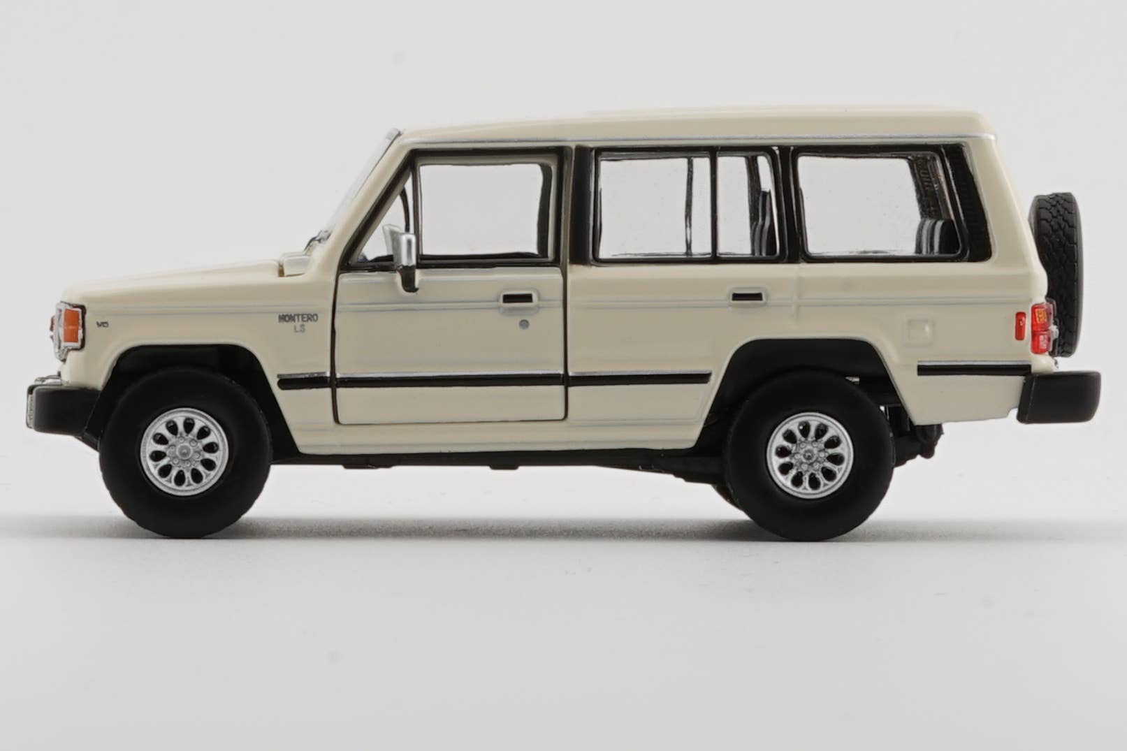 Mitsubishi Pajero 1st Gen 1983 Ivory (LHD) | HLJ.com