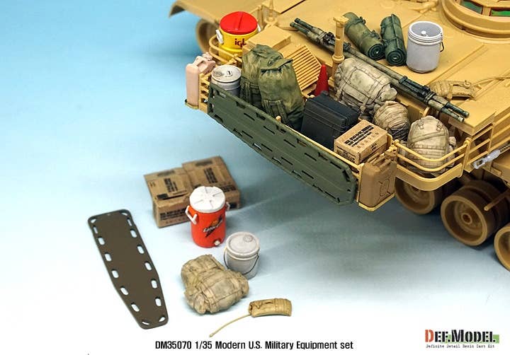 Modern U.S. Military Equipment Set | HLJ.com