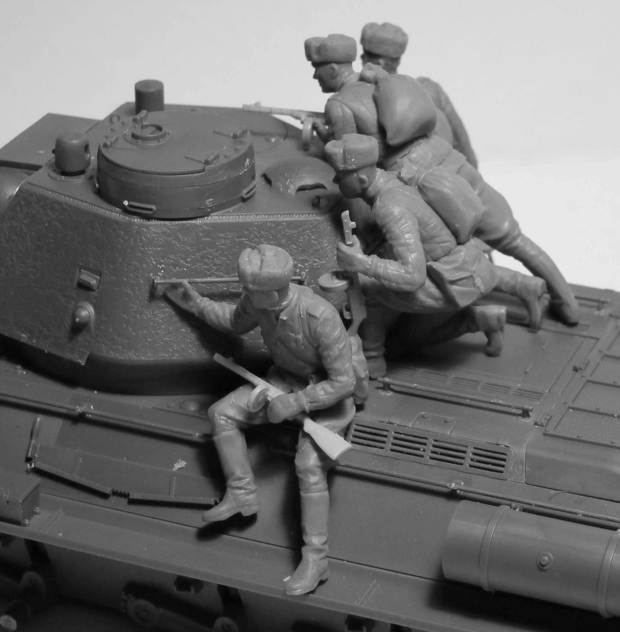 T-34-85 with Soviet Tank Riders | HLJ.com