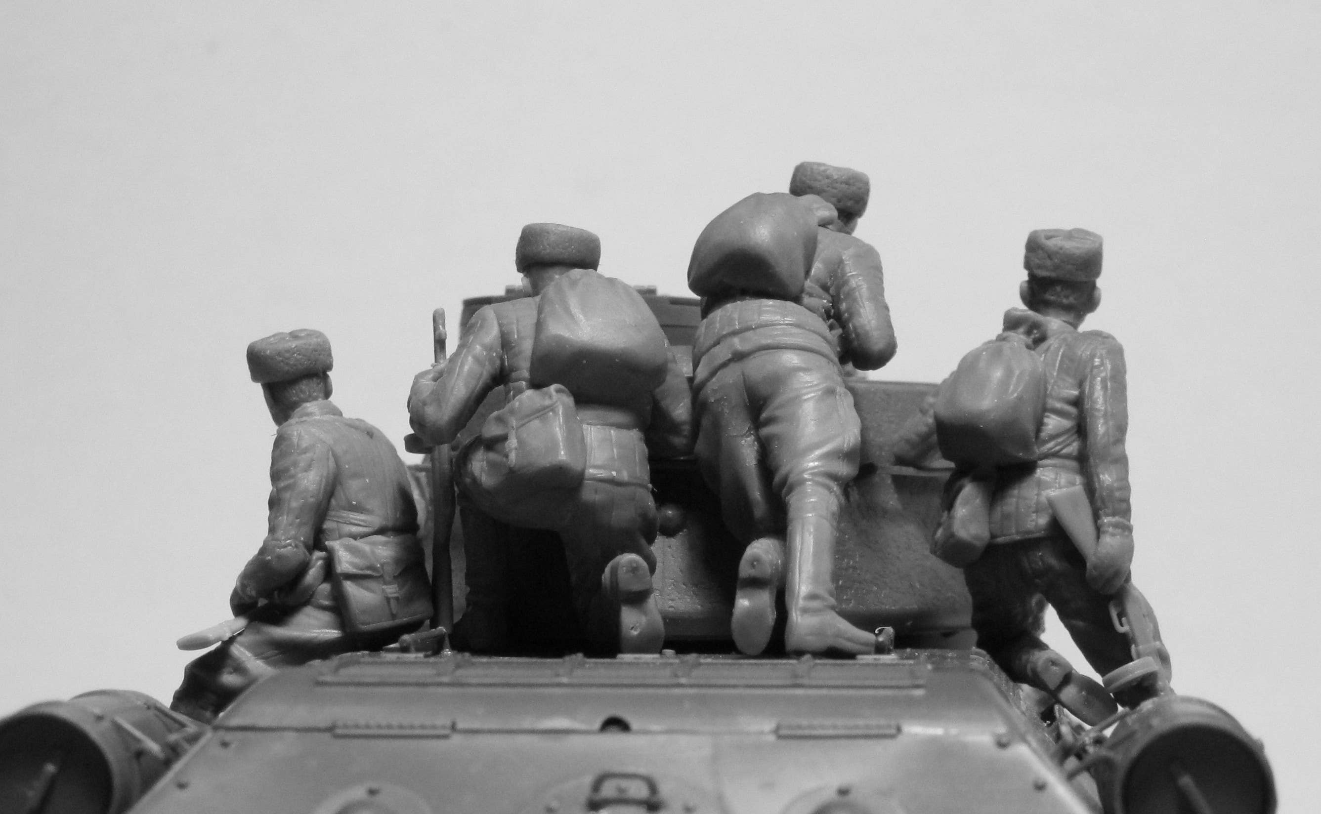 T-34-85 with Soviet Tank Riders | HLJ.com