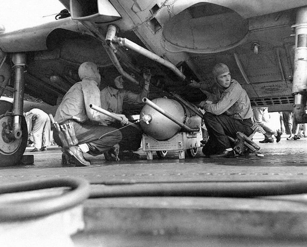 WWII U.S.NAVY Weapons Carts & 500lb | HLJ.com