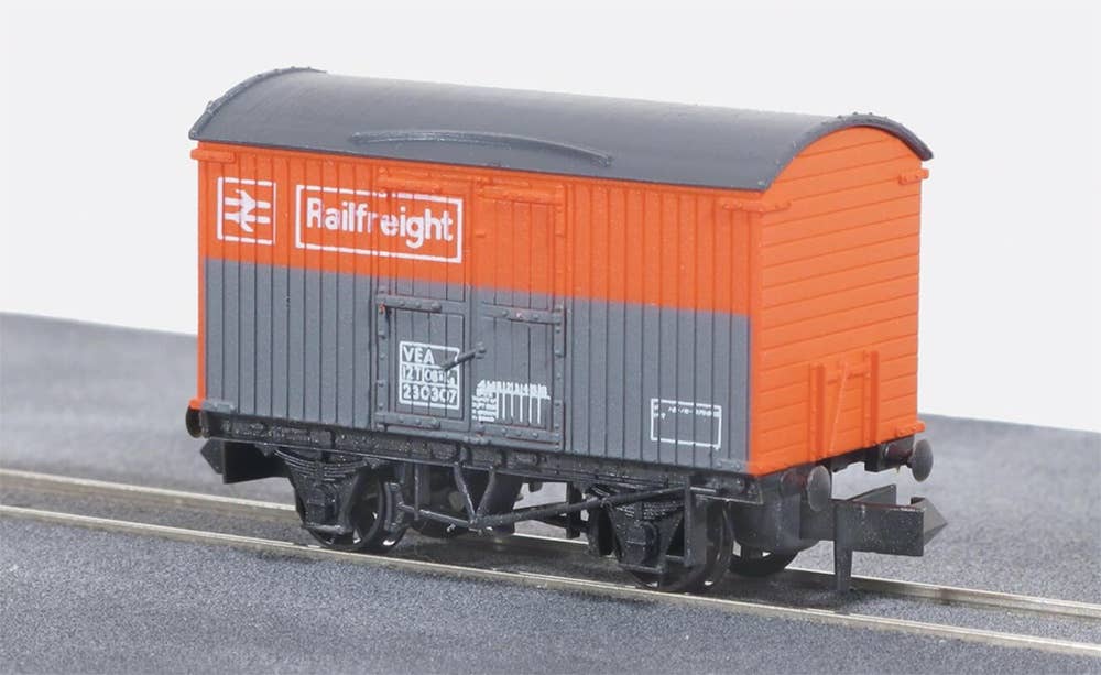 N Gauge British 2-Axle Freight Car Wooden Boxcar (Railfreight Red ...