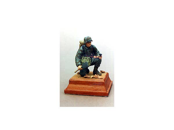 German Combat Engineer Kneeling with Pistol | HLJ.com